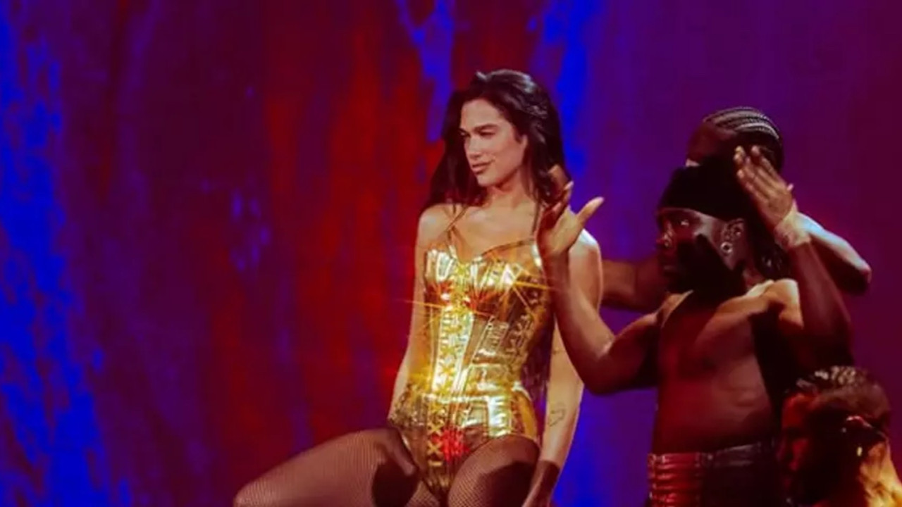 Dua Lipa sınırları zorluyor! Transparanlar, taşlar ve file detaylar - Medyafaresi