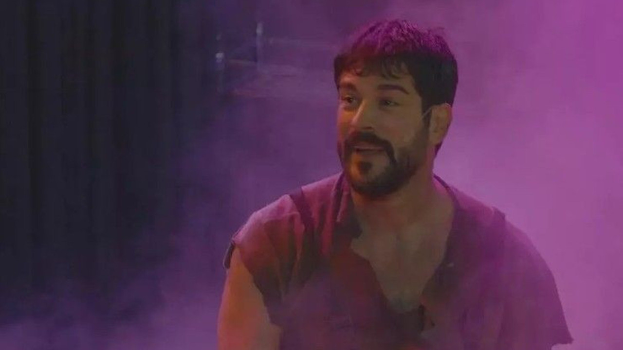 Burak Özçivit’in tiyatro performansı tartışma yarattı: Dansı alay ...