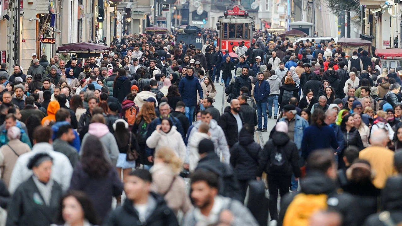 Le Monde’dan moral analizi: Otoriter yöneliminden bıkmış, üzgün Türkler ...