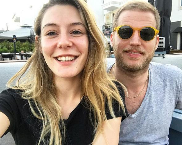 Ege Kökenli ve sevgilisinden mutluluğun fotoğrafı - MedyaFaresi.com