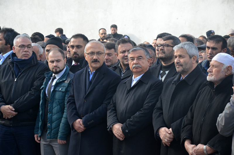 Ahmet Davutoğlu Abdullah Gül ve Ali Babacan cenazede bir araya geldi ... Ahmet Davutoğlu Abdullah Gül ve Ali Babacan cenazede bir araya geldi ...