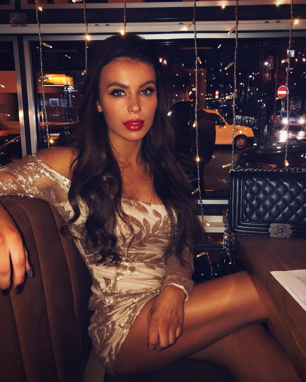 Sosyetik güzel Isabella James sokakta evsizler gibi yaşamaya çalışınca ...