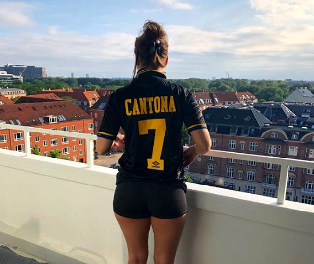 Katrina Maria yatak pozuyla Manchester United'a başarılar diledi ...